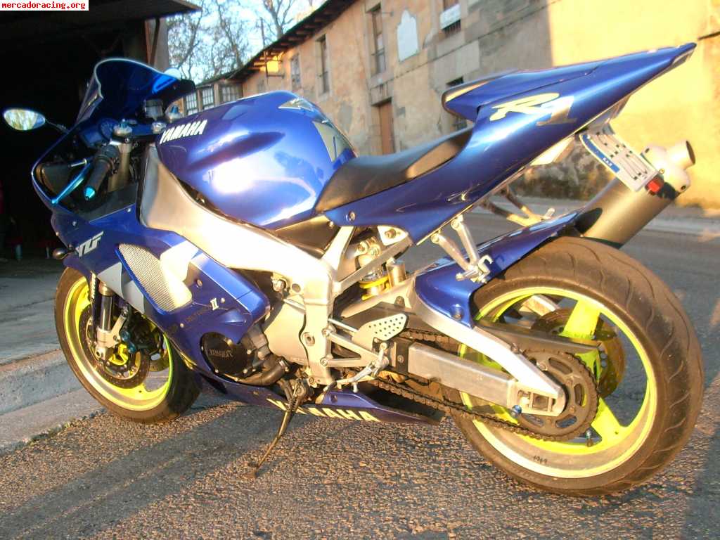 YAMAHA R1 AÑO 2000